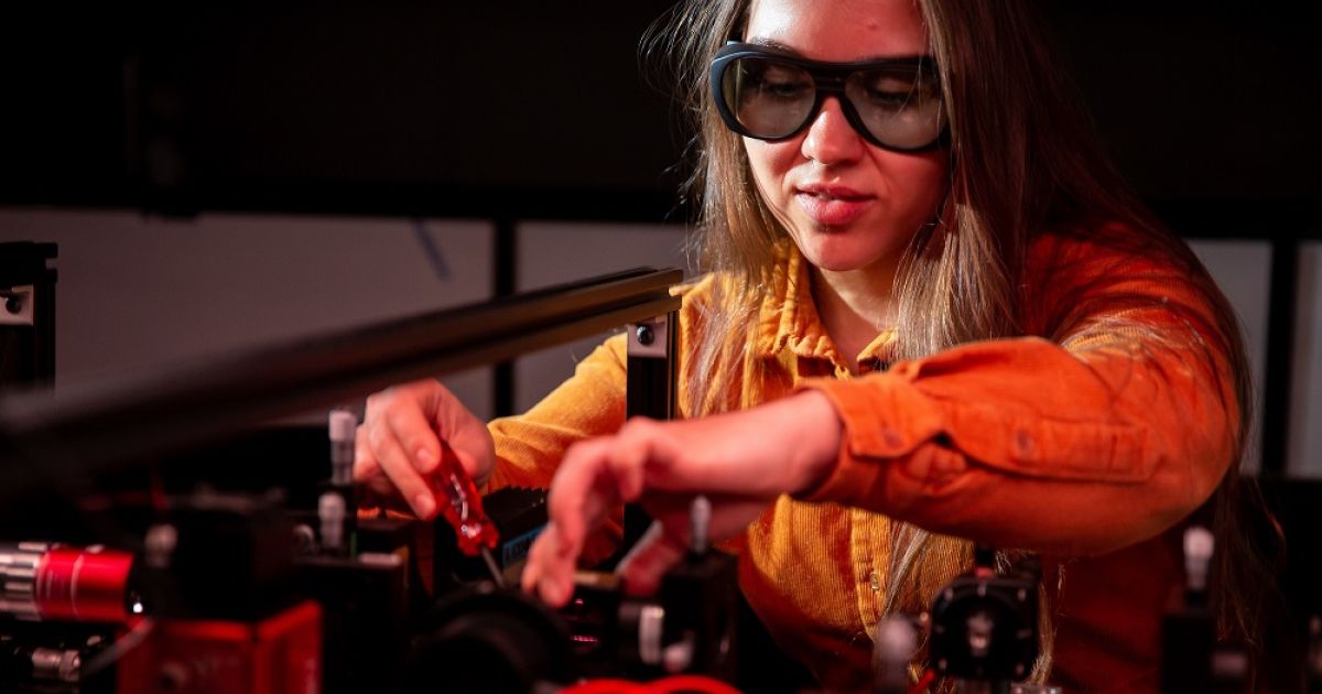 Nanoparticles help scientists zoom in on super small objects ...